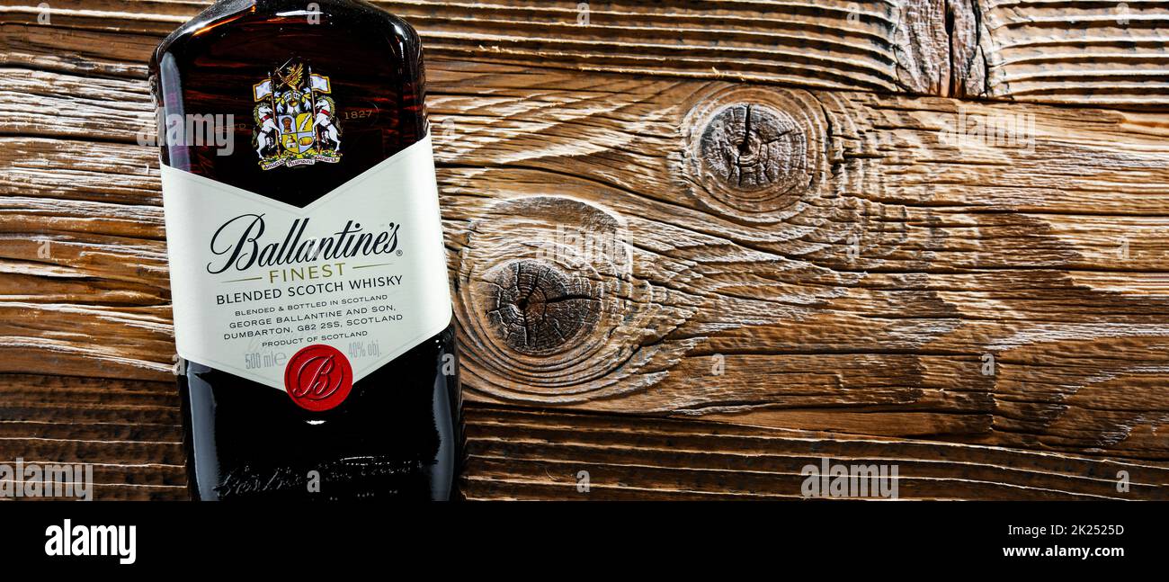 POZNAN, POL - APR 13, 2022: Flasche Ballantine's, der ...