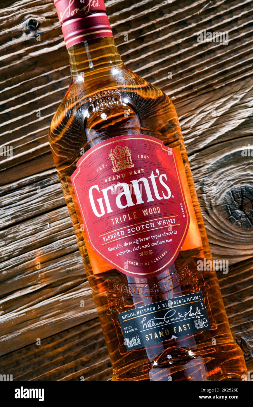 POZNAN, POL - APR 13, 2022: Flasche Grant's Whisky, der älteste Blended ...