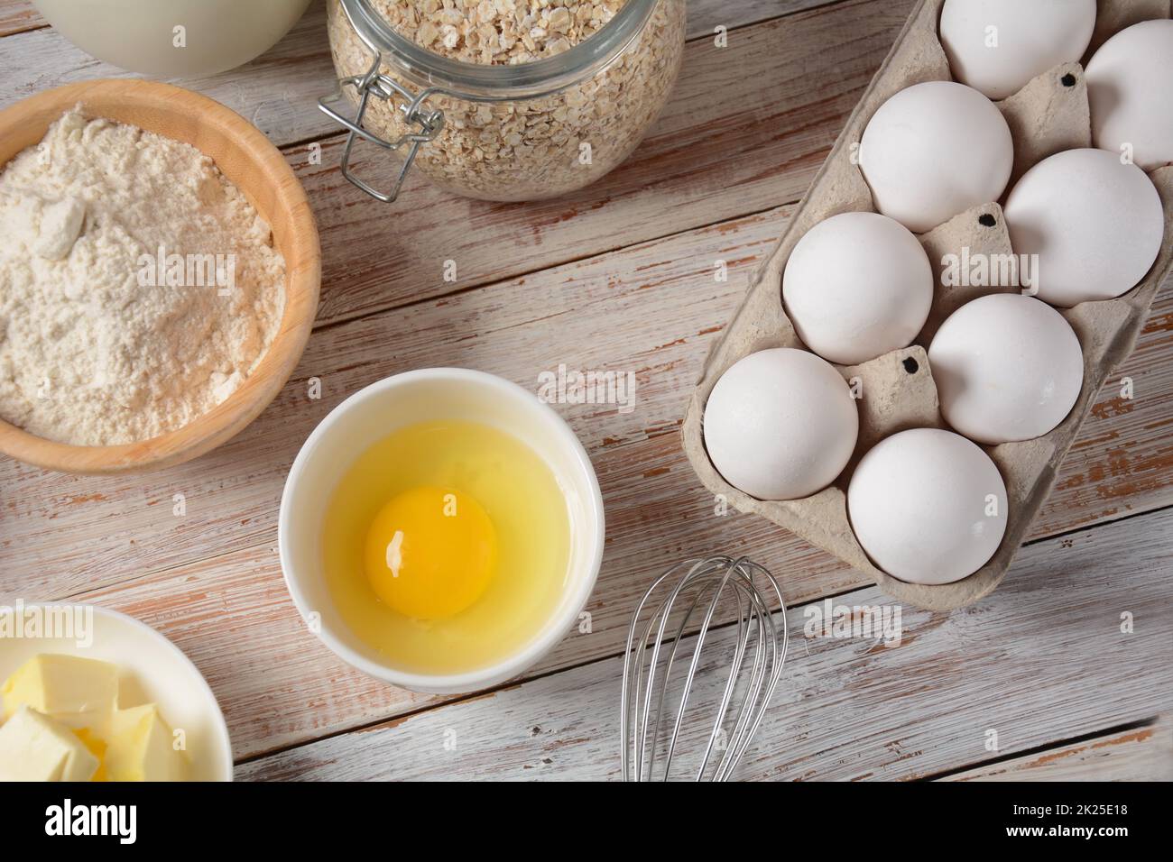 Rahmen aus Zutaten zum Backen auf weißem Hintergrund. Mehl, Eier ...