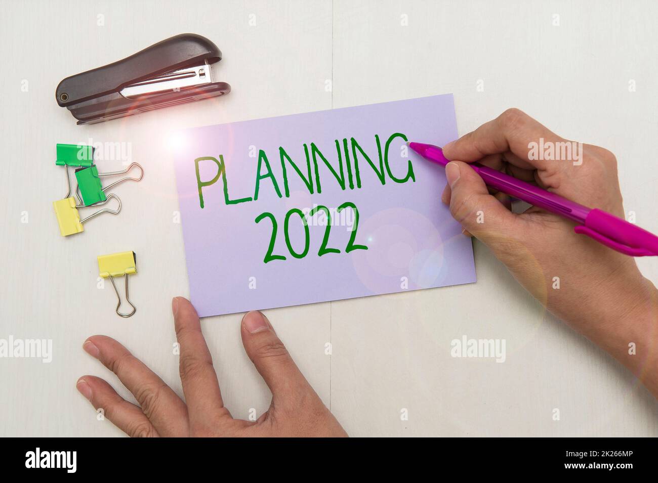 Schreiben mit Anzeige des Textes „Planning“ 2022. Ein Wort, das auf ...