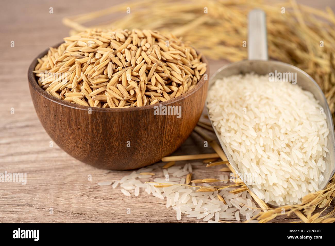 Jasmin weißer Reis in Holzschale mit Goldkorn aus Landwirtschaft ...