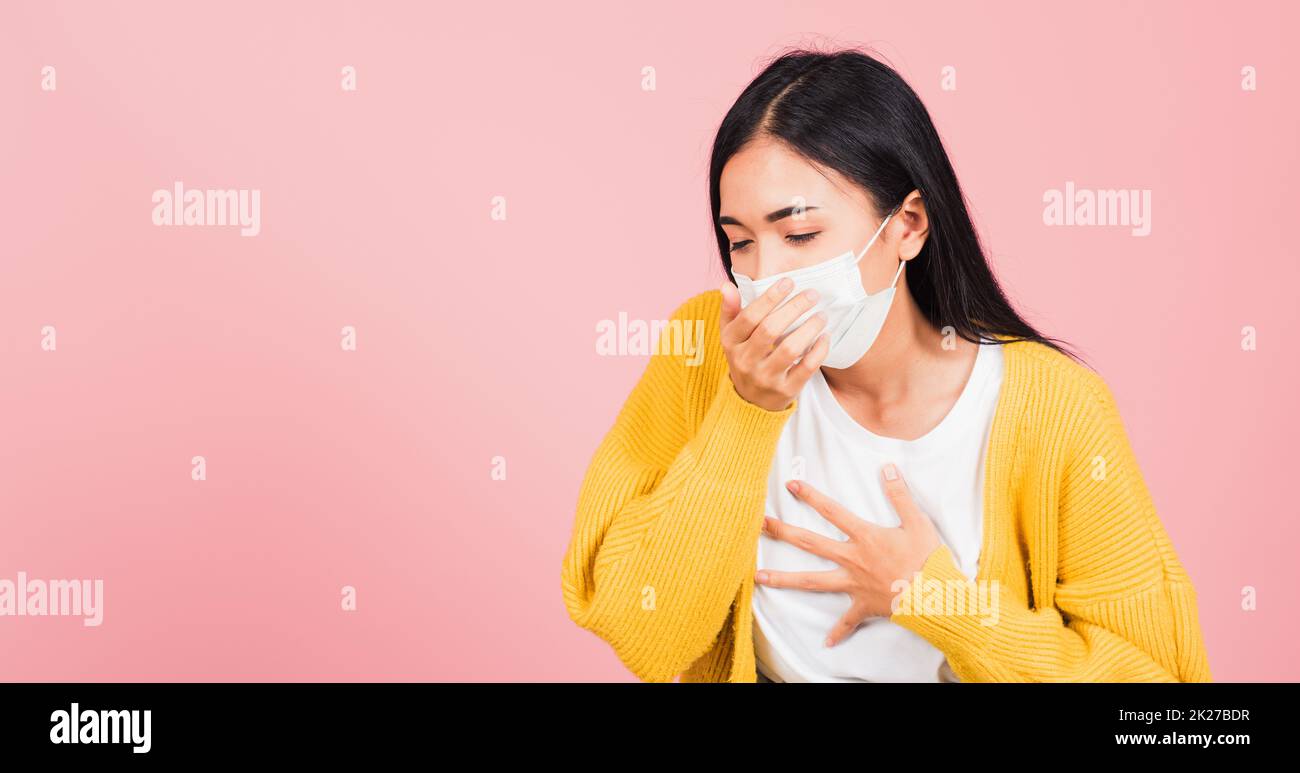 Husten oder niesen in den ellbogen -Fotos und -Bildmaterial in hoher Auflösung – Alamy