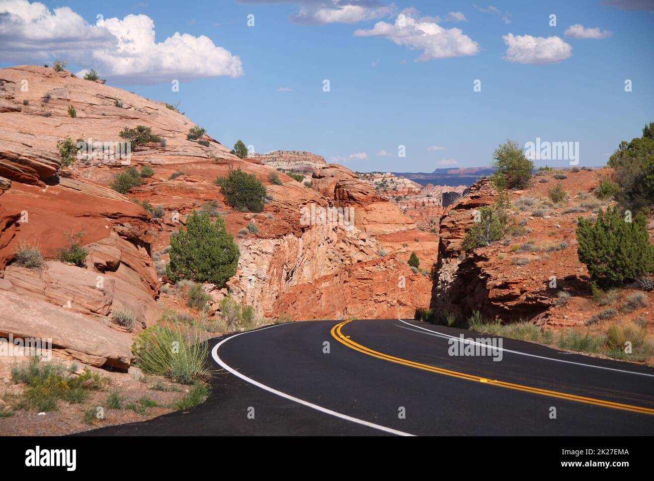 Die schwarzen Asphaltkippen umgeben von roten Felswänden, die den ...