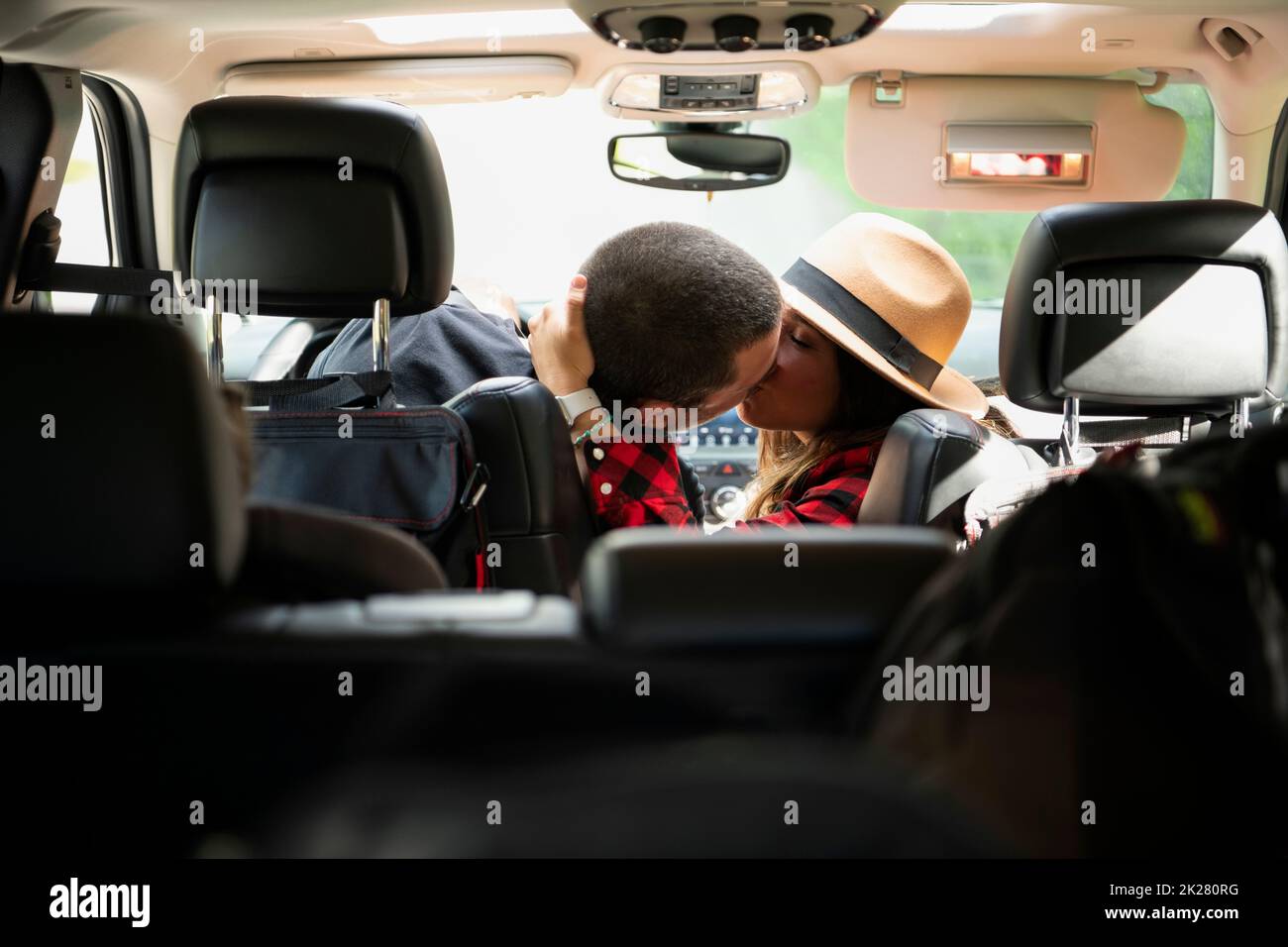 Kuss in auto -Fotos und -Bildmaterial in hoher Auflösung – Alamy