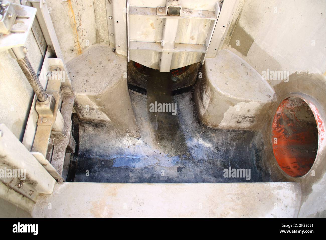 Blick von oben in eine Kloake Mannloch Stockfotografie - Alamy