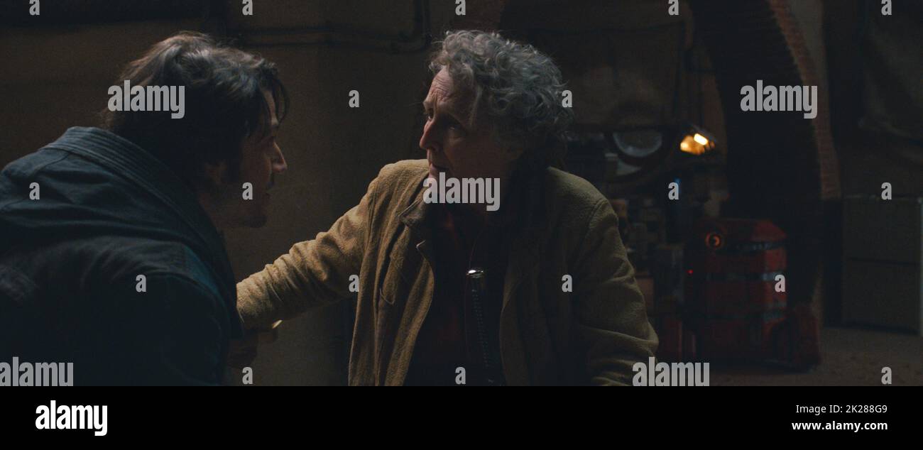 (L-R): Cassian Andor (Diego Luna), Maarva (Fiona Shaw) und B2EMO in ...
