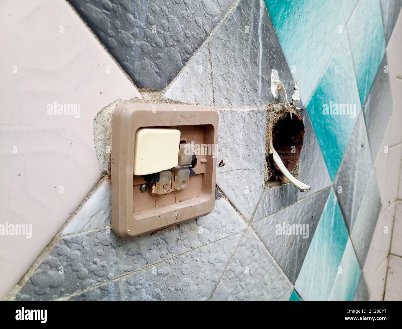 Lichtschalter kaputt -Fotos und -Bildmaterial in hoher Auflösung – Alamy