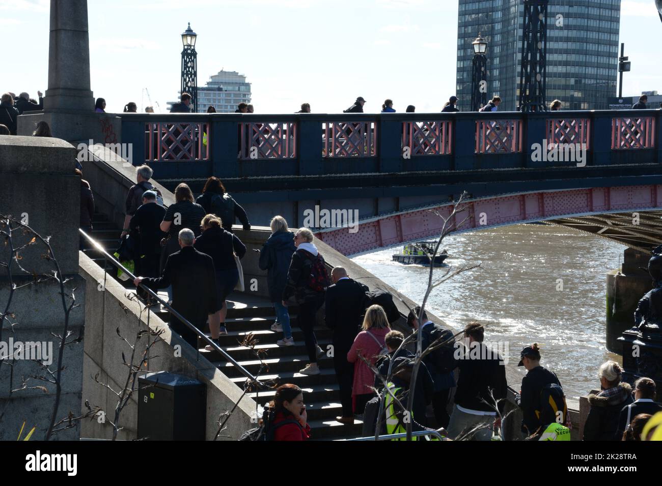 Trauernde stehen auf der Lambeth Bridge an, um den Palace of ...