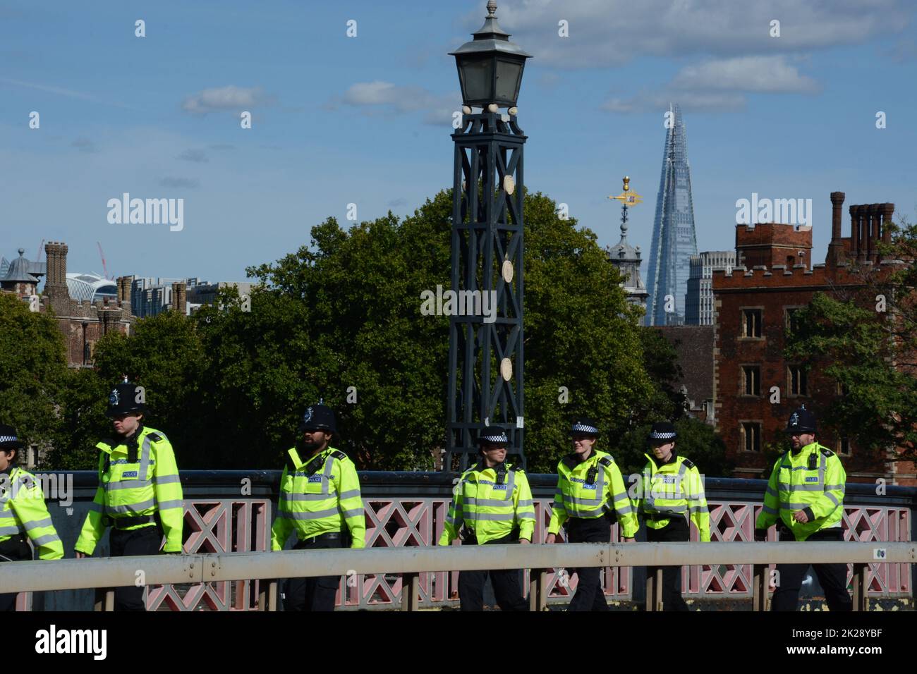 Die Polizei auf der Lambeth-Brücke, die auf derselben Strecke nach ...