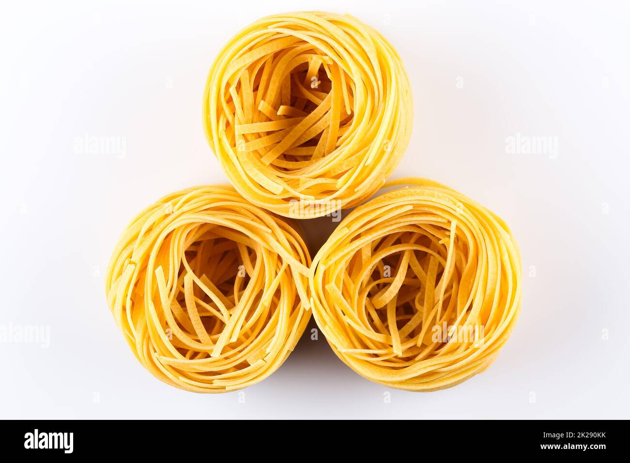 Fettuccine nest pasta -Fotos und -Bildmaterial in hoher Auflösung – Alamy
