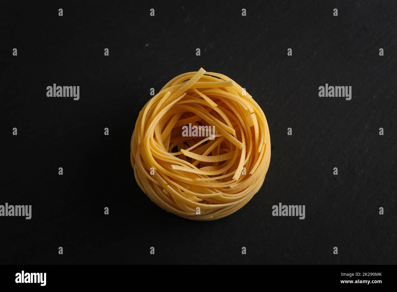 Fettuccine nest pasta -Fotos und -Bildmaterial in hoher Auflösung – Alamy