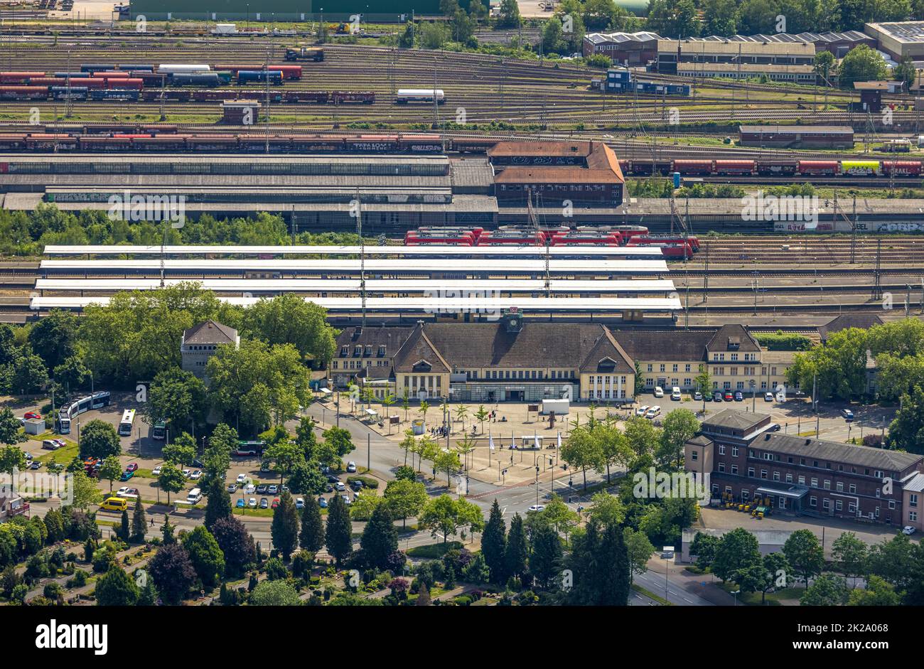Luftbild, Wanne-Eickel Hbf, Bahnhofsgebäude und Bahnhofsvorplatz, Wanne, Herne, Ruhrgebiet ...