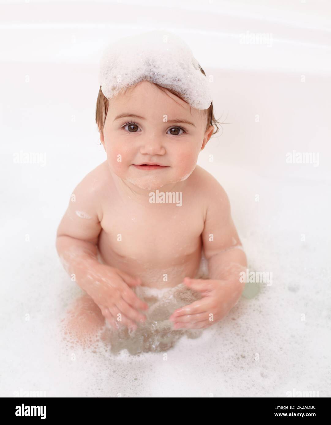 Kind badewanne mädchen -Fotos und -Bildmaterial in hoher Auflösung – Alamy
