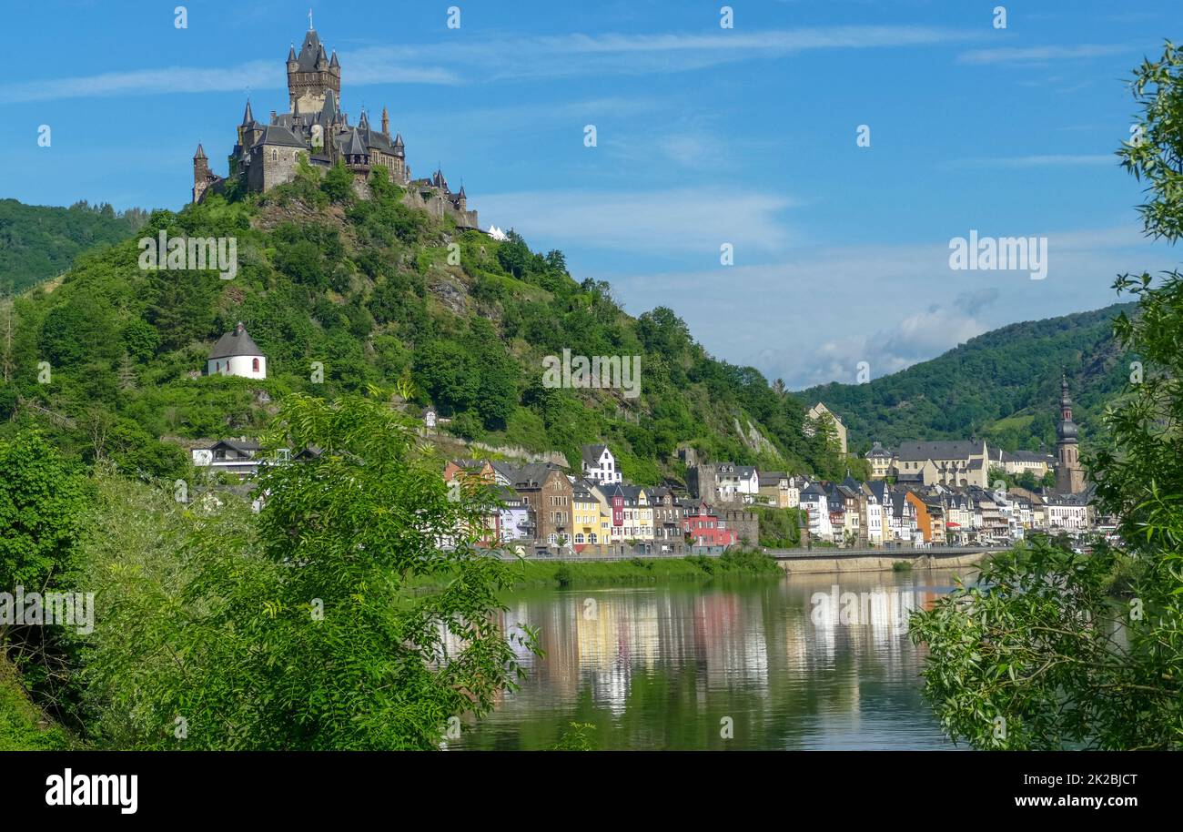 Cochem mit kaiserburg und flussmosel -Fotos und -Bildmaterial in hoher Auflösung – Alamy