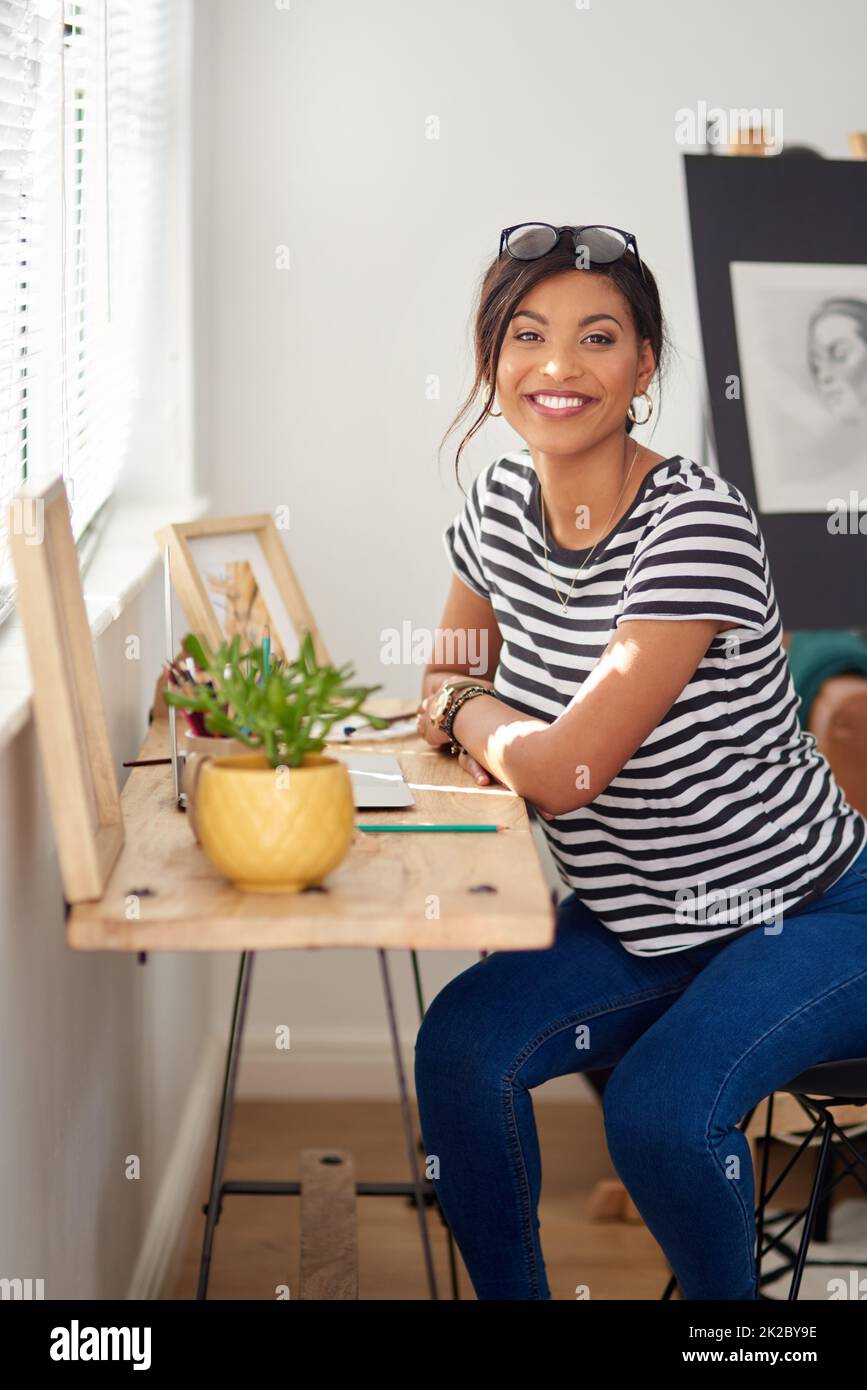 Wer sagt, dass man nicht von seinen Talenten leben kann? Porträt einer attraktiven und ...