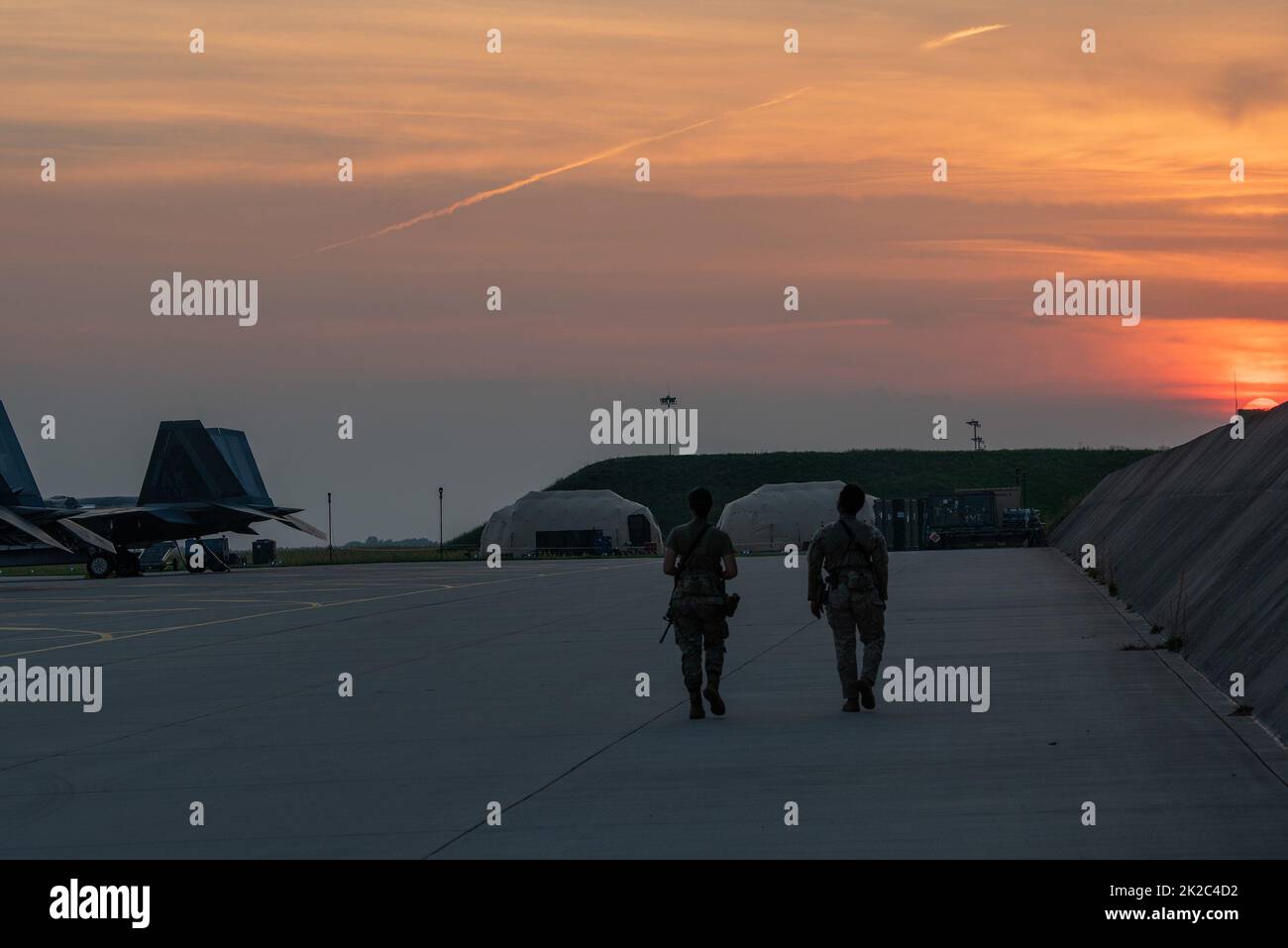 US Air Force Airman 1. Class Melehekaa Taufaao, links, und Senior ...