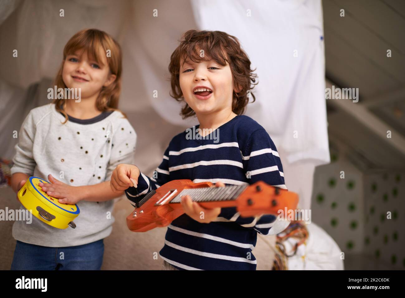 Musical family -Fotos und -Bildmaterial in hoher Auflösung – Alamy