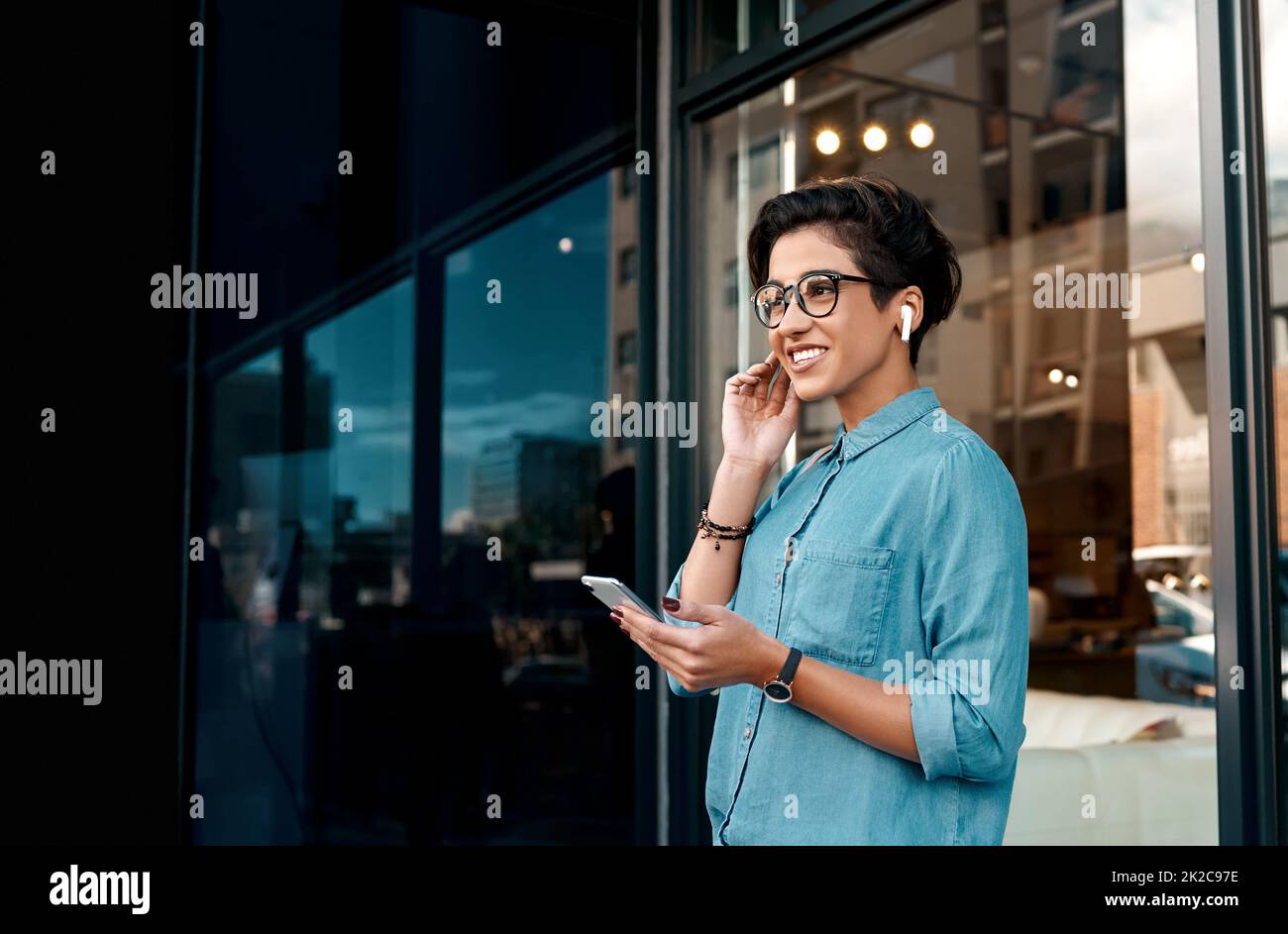 Musik hilft mir beim Warten. Ausgeschnittene Aufnahme einer attraktiven Frau, die draußen steht ...