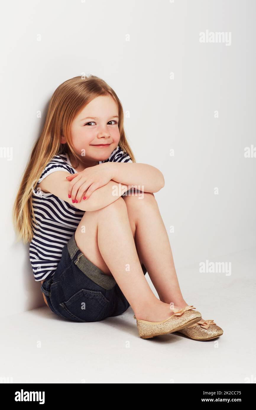 Studio portrait preteen girl sitting -Fotos und -Bildmaterial in hoher Auflösung – Alamy