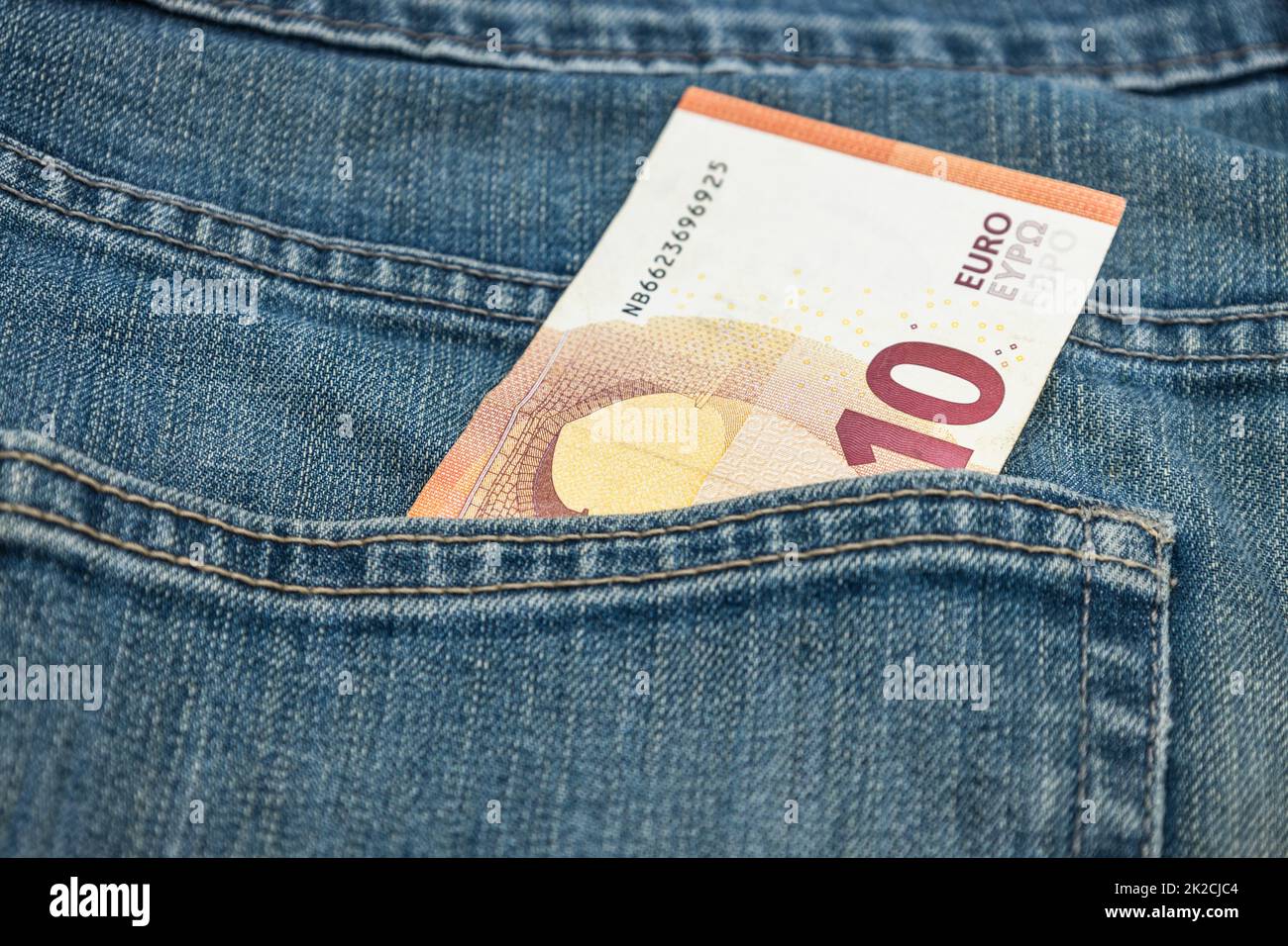 Geld in der Tasche. Zehn-Euro-Scheine in der Tasche der blauen Jeans ...