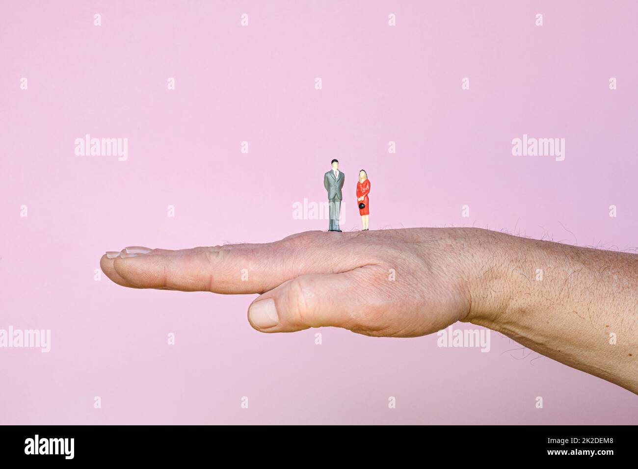 Frau mit mini mann -Fotos und -Bildmaterial in hoher Auflösung – Alamy