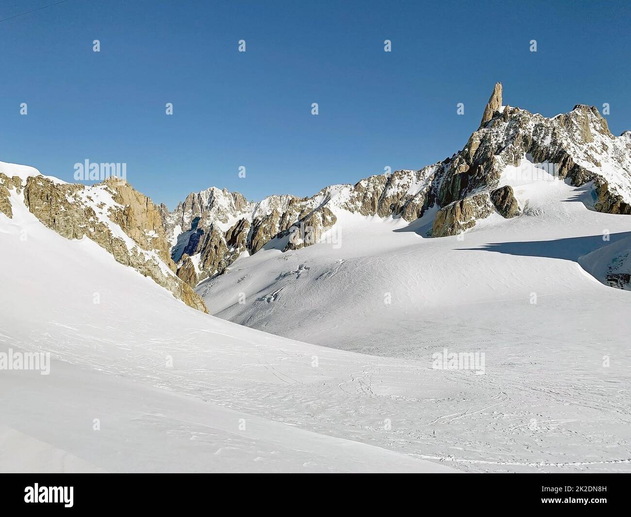 Dent du Geant und Mont Blanc Gletscher im Mont Blanc Massiv, Courmayeur Stadt, Italien ...