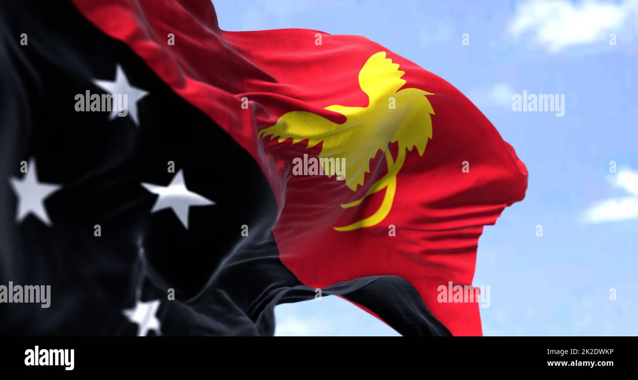 Detail der Nationalflagge von Papua-Neuguinea, die an einem klaren Tag ...