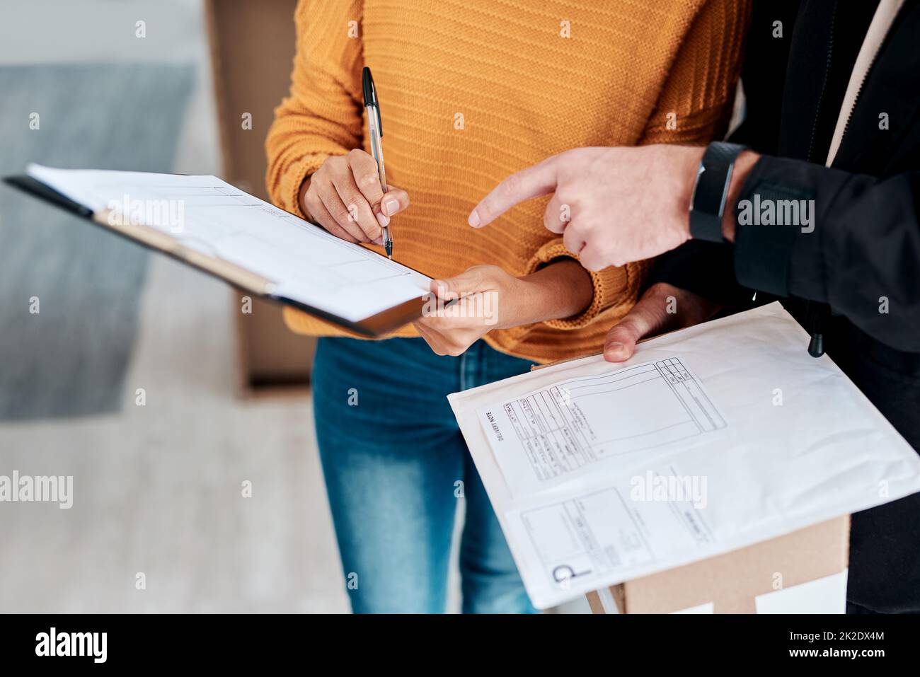 Signing a hand receipt -Fotos und -Bildmaterial in hoher Auflösung – Alamy