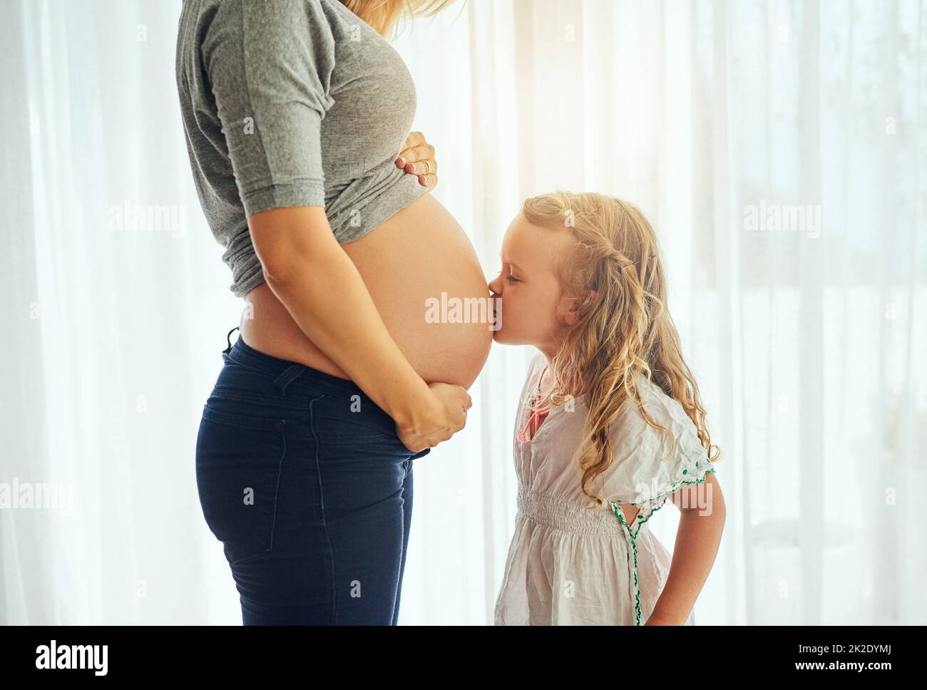 Dicker bauch mädchen -Fotos und -Bildmaterial in hoher Auflösung – Alamy