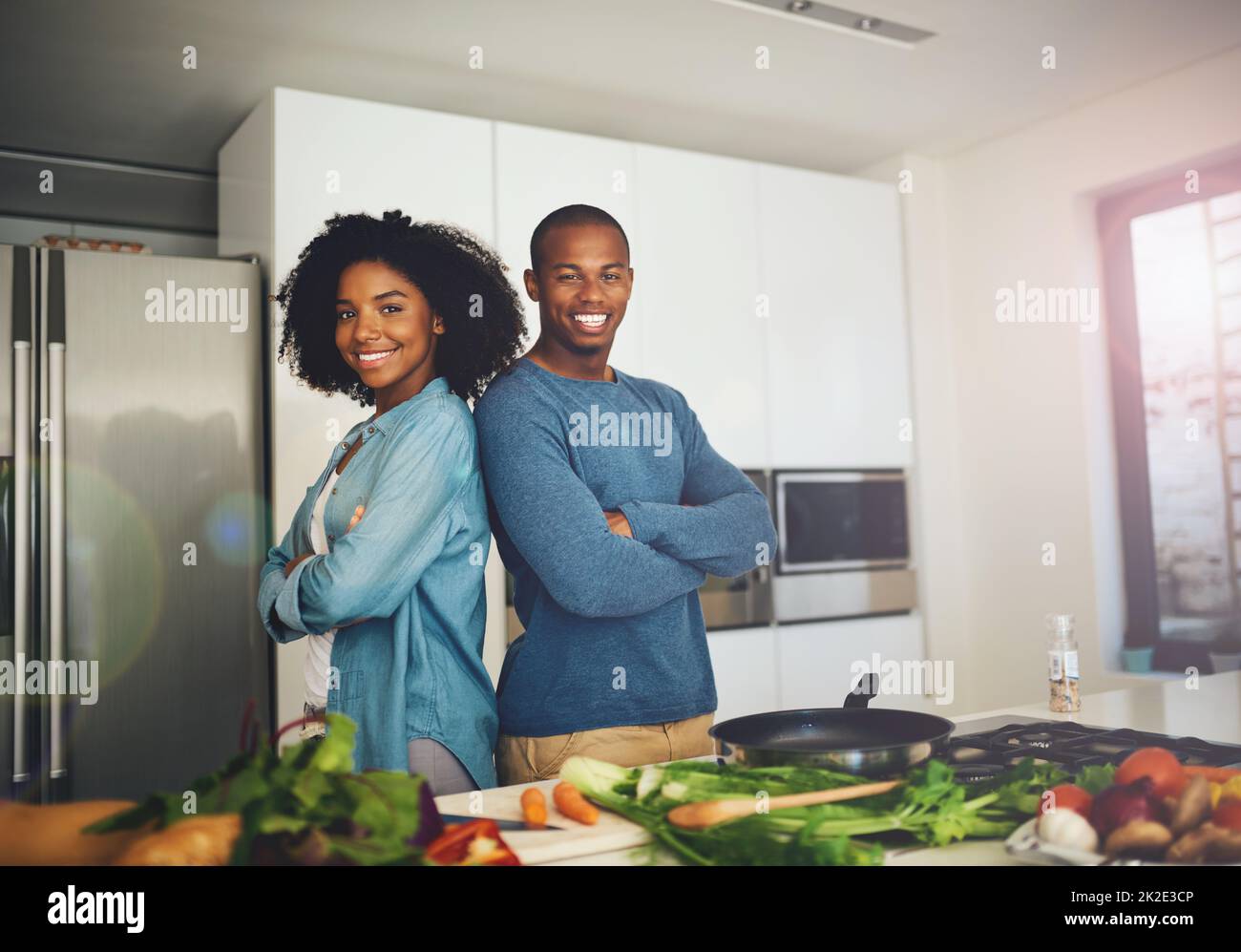 Wir sind das beste Team. Porträt eines fröhlichen jungen Paares, das ...