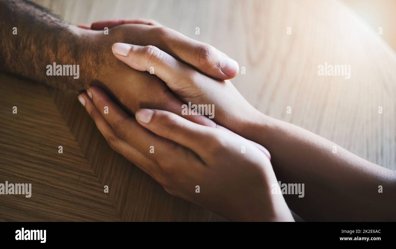 Manchmal brauchen wir jemanden, der einfach da ist. Ausgeschnittene Aufnahme eines Mannes und ...