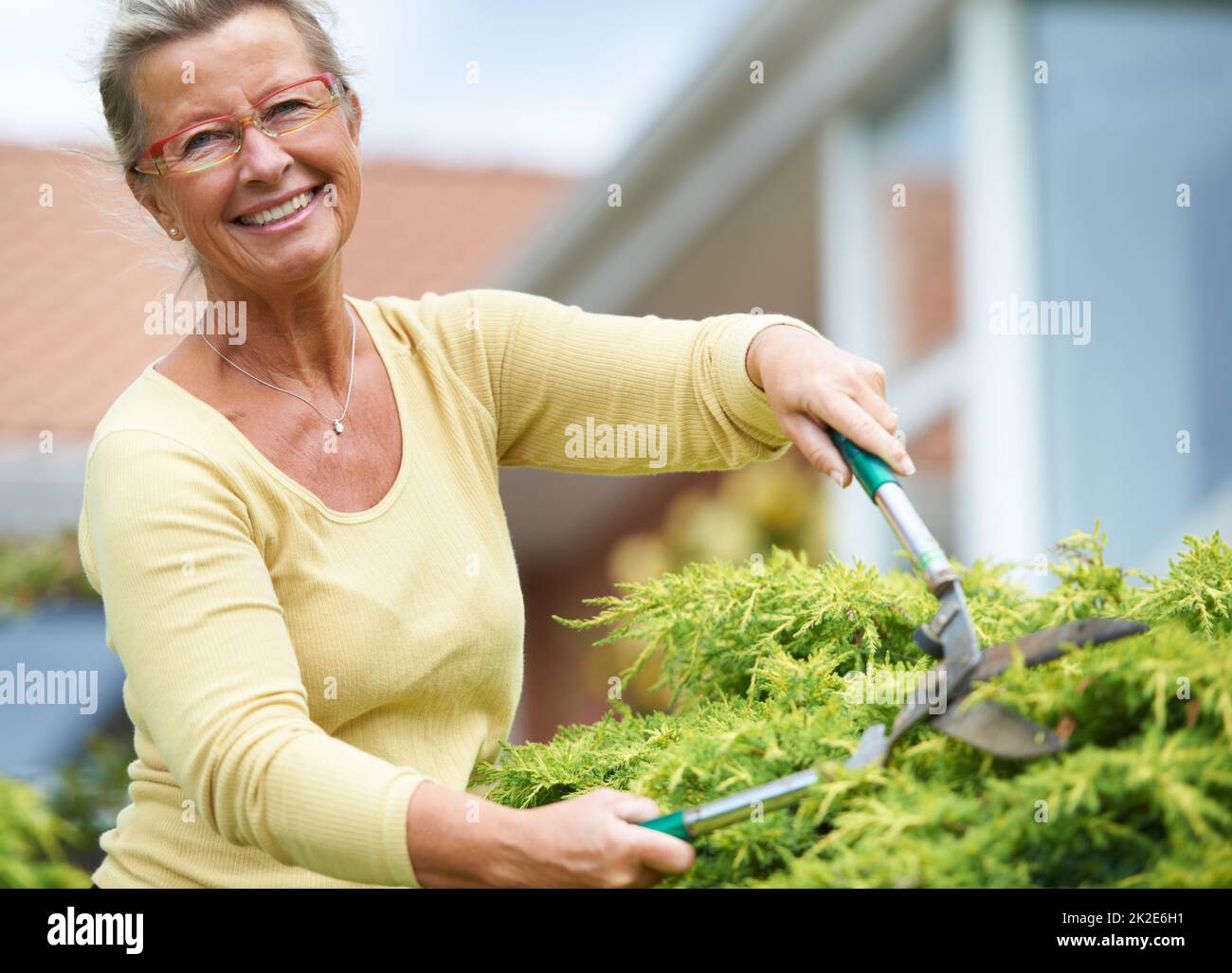 ältere frauen im garten -Fotos und -Bildmaterial in hoher Auflösung – Alamy