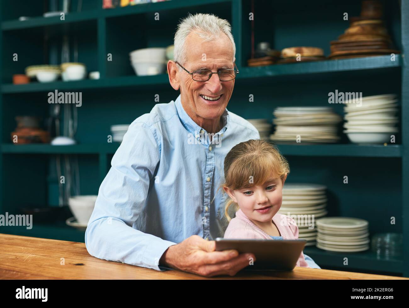 Ich verbringe etwas Zeit mit Opa. Freigestellte Aufnahme eines ...