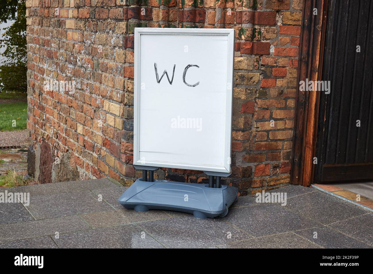 Gebäude mit vorderem eingangsschild -Fotos und -Bildmaterial in hoher ...