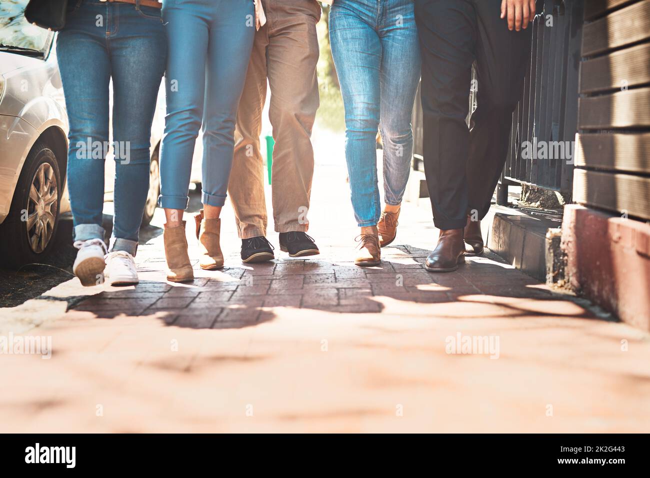 Menschen straße gehen stehen -Fotos und -Bildmaterial in hoher ...