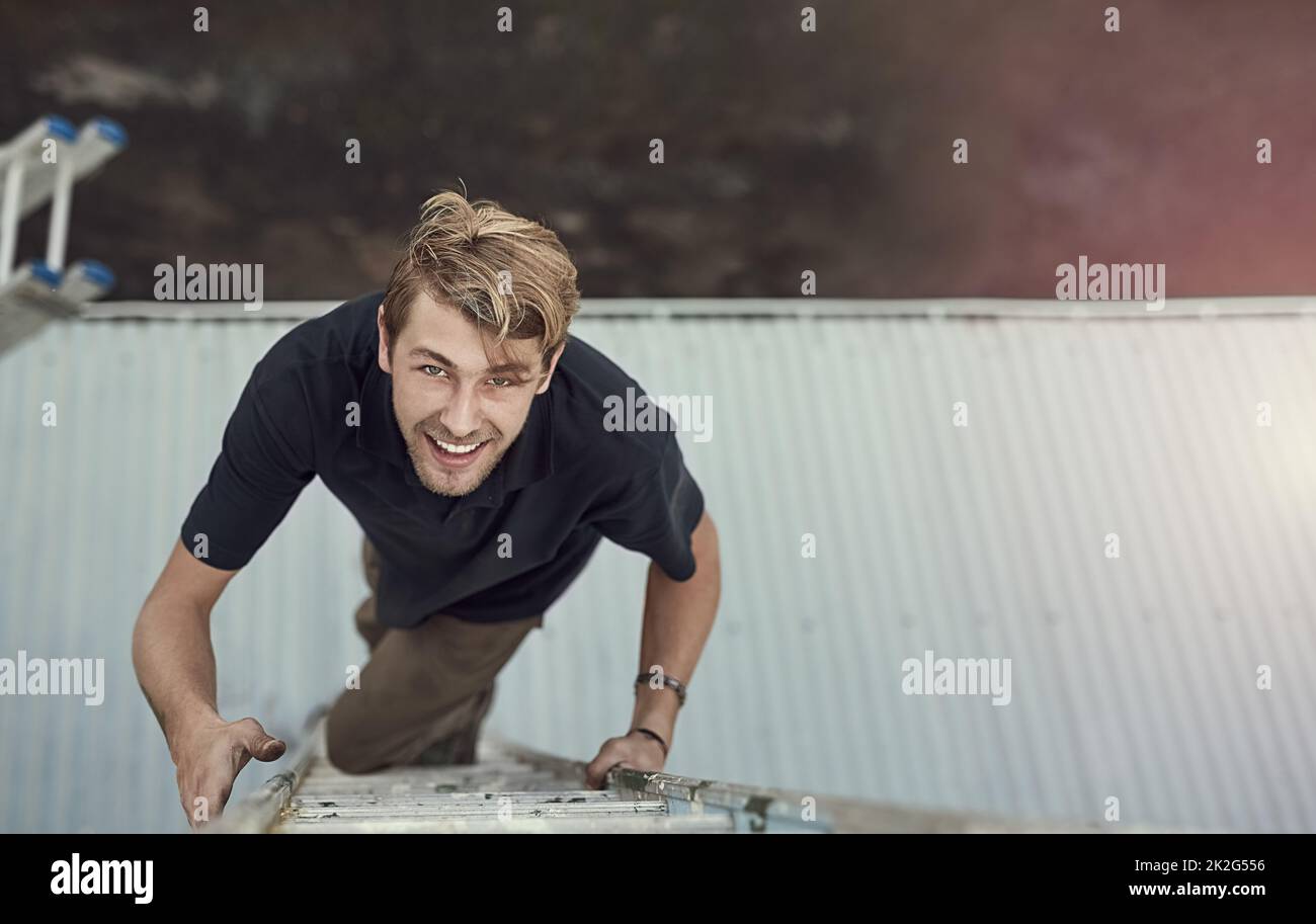 Man climbing a ladder -Fotos und -Bildmaterial in hoher Auflösung – Alamy