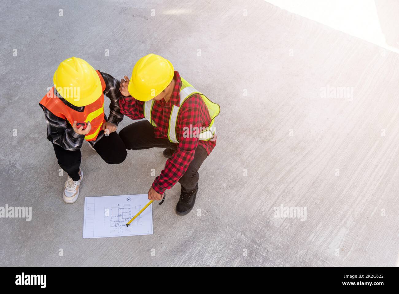 Der Architekt und der Kunde diskutieren, helfen bei der Erstellung ...