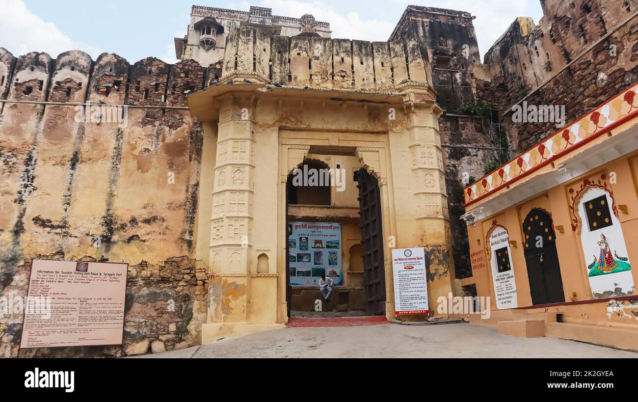 INDIEN, RAJASTHAN, BUNDI, Juli 2022, Tourist am Haupteingang des Fort ...