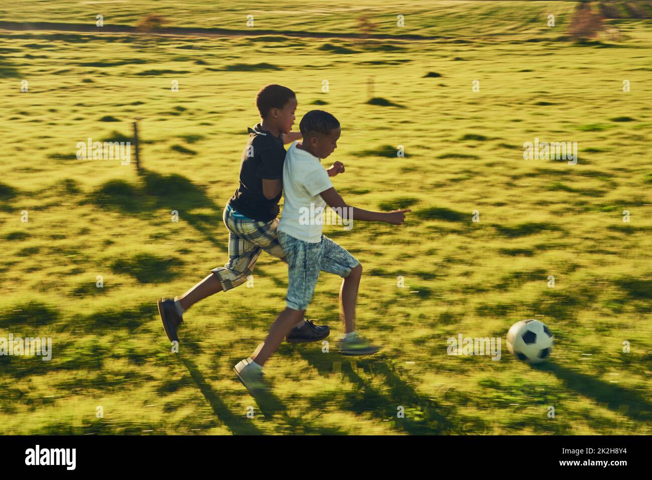 Niños jugando al fútbol en el campo -Fotos und -Bildmaterial in hoher ...