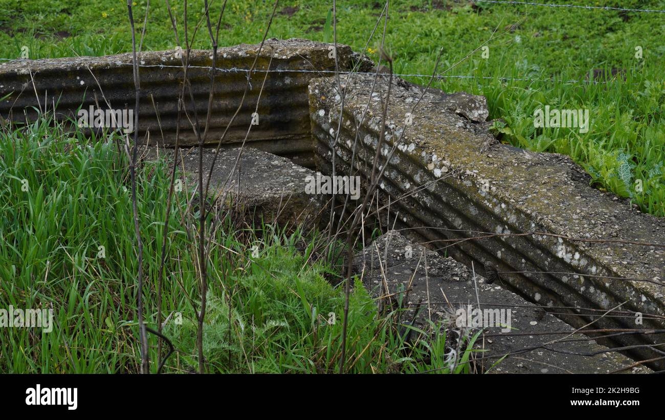 Ein alter syrischer Bunker bleibt auf dem Gadot Lookout, Israel, den ...
