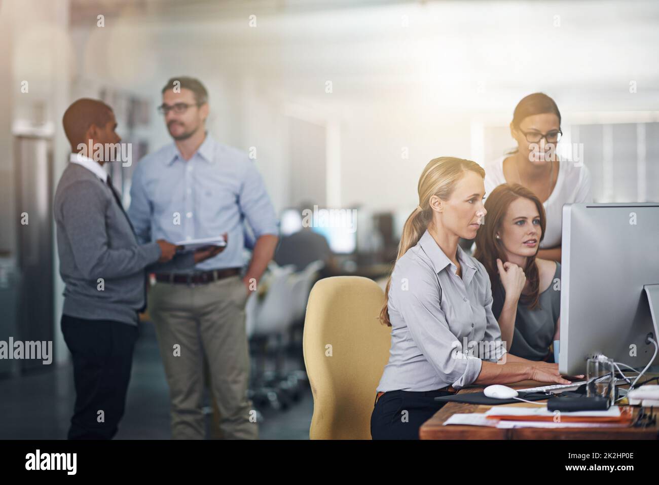 Business as usual. Aufnahme von drei Frauen, die an einem Computer ...