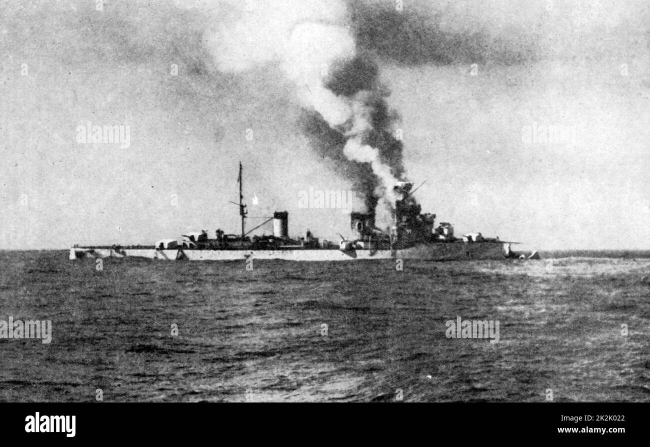 Sinkende kriegsschiffe -Fotos und -Bildmaterial in hoher Auflösung – Alamy