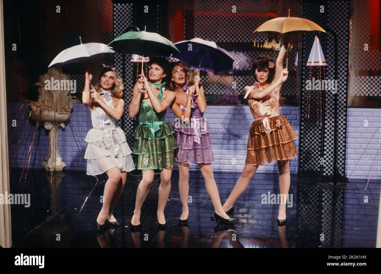 Die Coco-Mädchen am Set der Comedy-TV-Show „Co-Co-Boy“. Von links nach ...