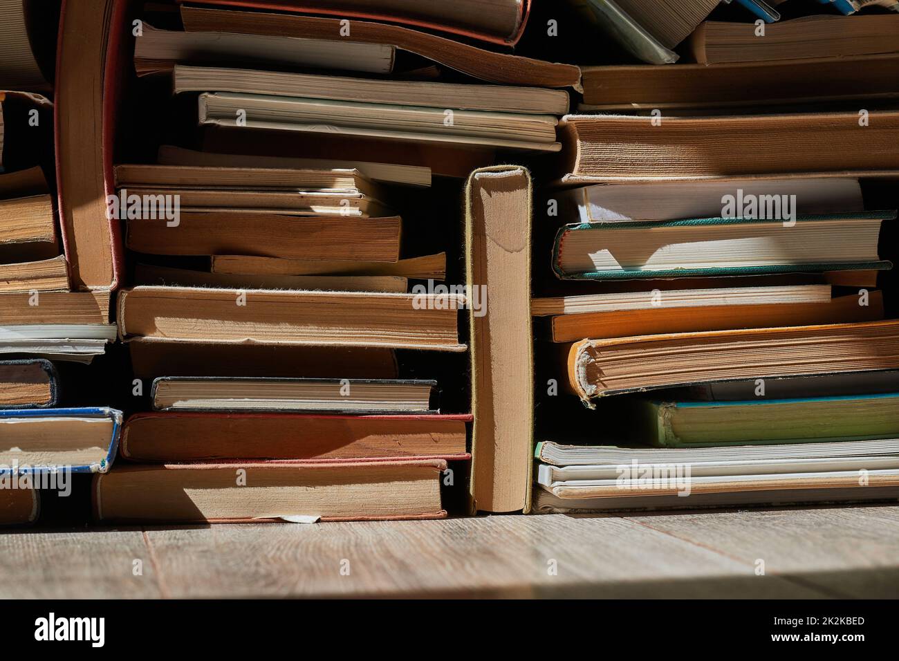 Stapel staubiger bücher -Fotos und -Bildmaterial in hoher Auflösung – Alamy