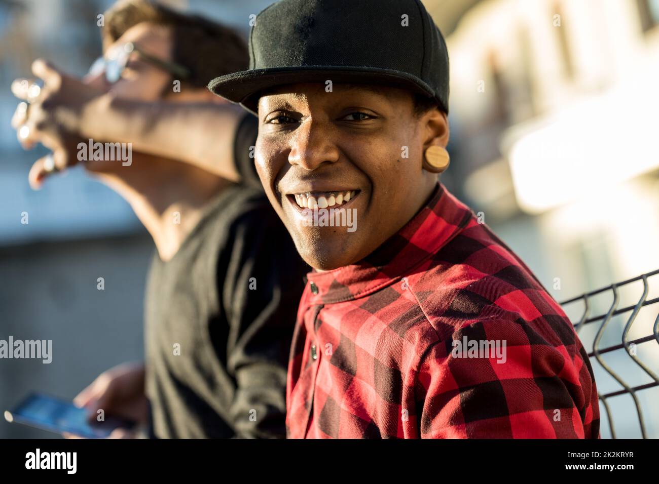 Zwei Typen, die auf der Straße lachen und Witze machen Stockfotografie ...