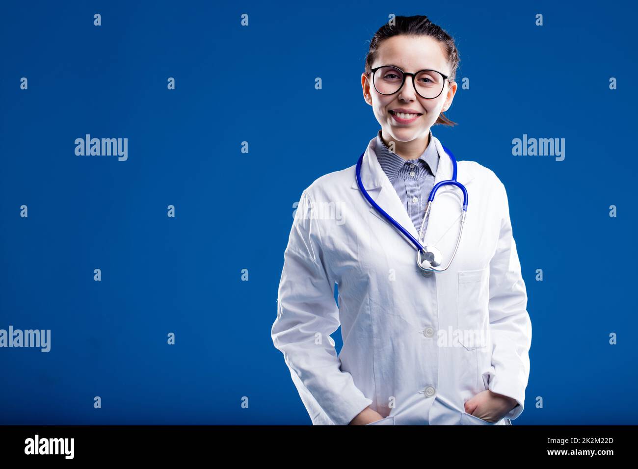 Arzt mit brille -Fotos und -Bildmaterial in hoher Auflösung – Alamy