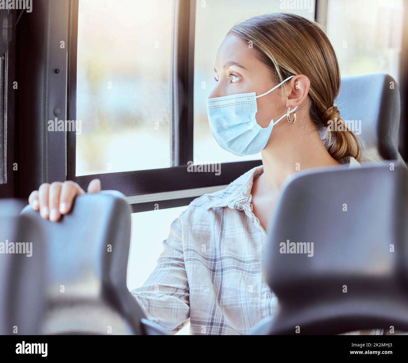 Covid, Reisen und Einhaltung von Vorschriften im Bus mit einer Frau im ...
