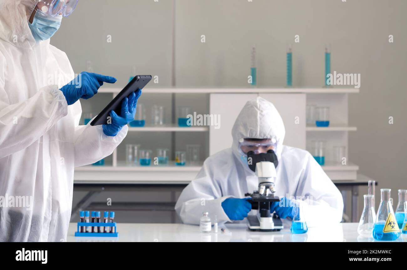 Epidemiologische Forscher in der Virusschutzkleidung-Typisierung am ...