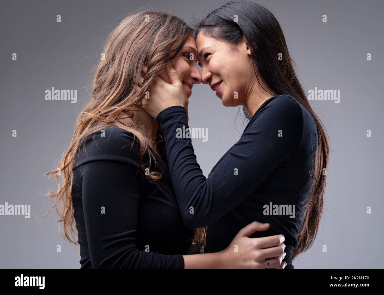 Lesbians kiss -Fotos und -Bildmaterial in hoher Auflösung – Alamy