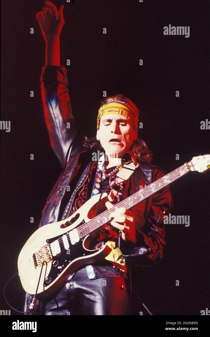 Steve vai gig -Fotos und -Bildmaterial in hoher Auflösung – Alamy